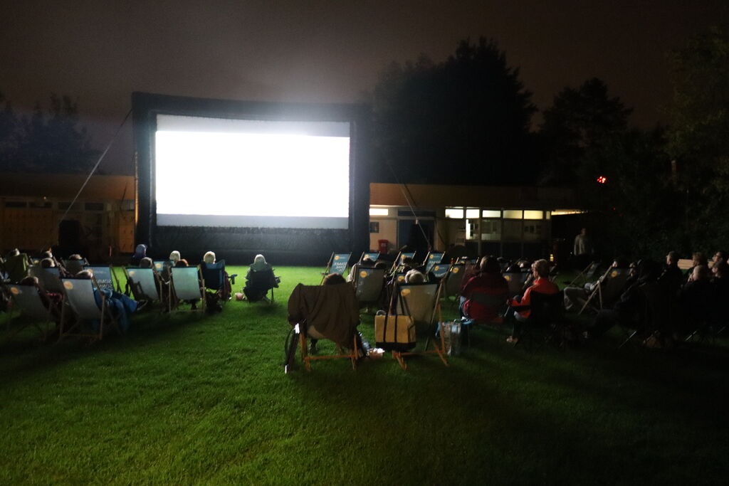 Open-Air-Kino im Freibad – Kinoerlebnis unter Sternenhimmel: Gemeinde ...